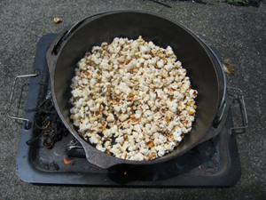 「ダッチオーブンでポップコーン作りの巻」